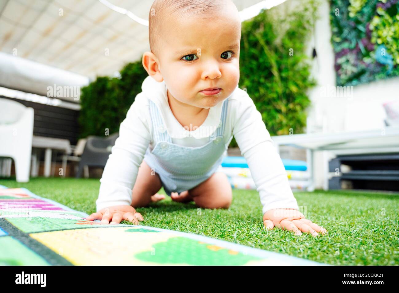 Crawling baby front view hi-res stock photography and images - Alamy