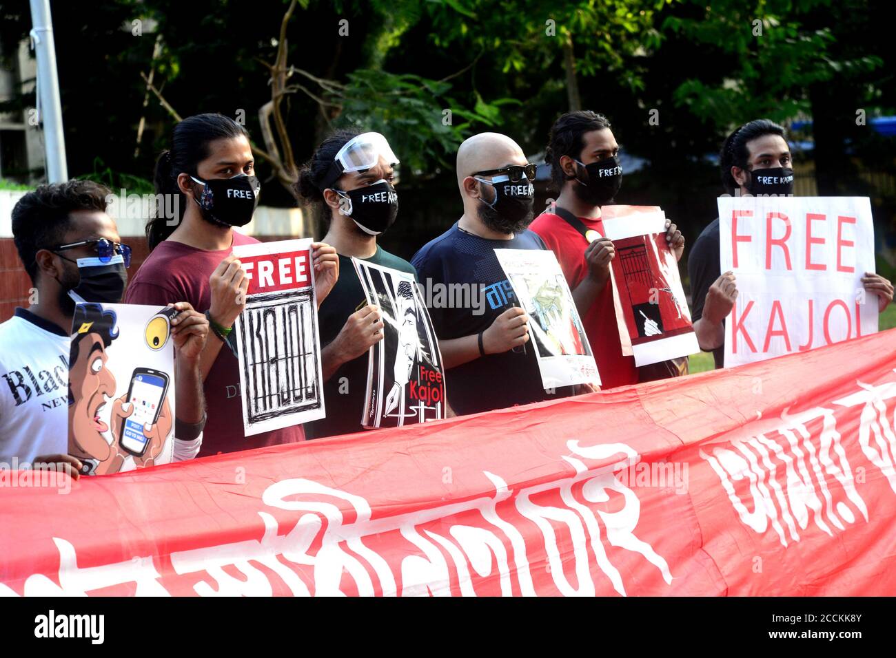 Protesters hold placard demand release of a Bangladeshi journalist ...