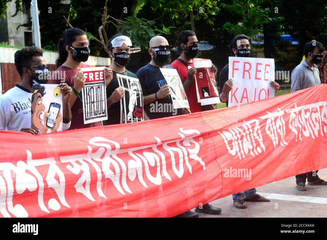 Protesters hold placard demand release of a Bangladeshi journalist ...