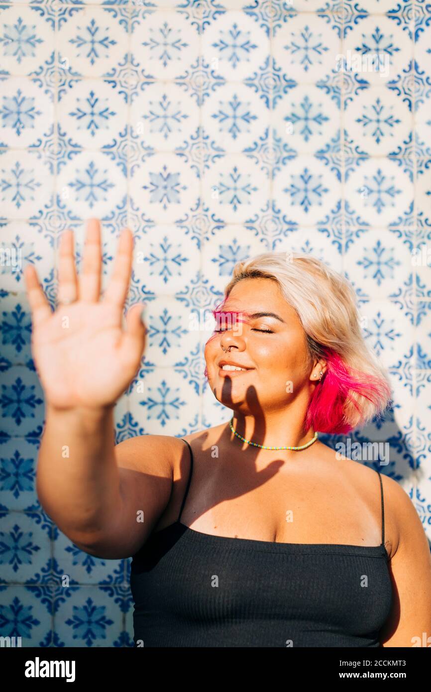 Blocking sunlight hi-res stock photography and images - Alamy