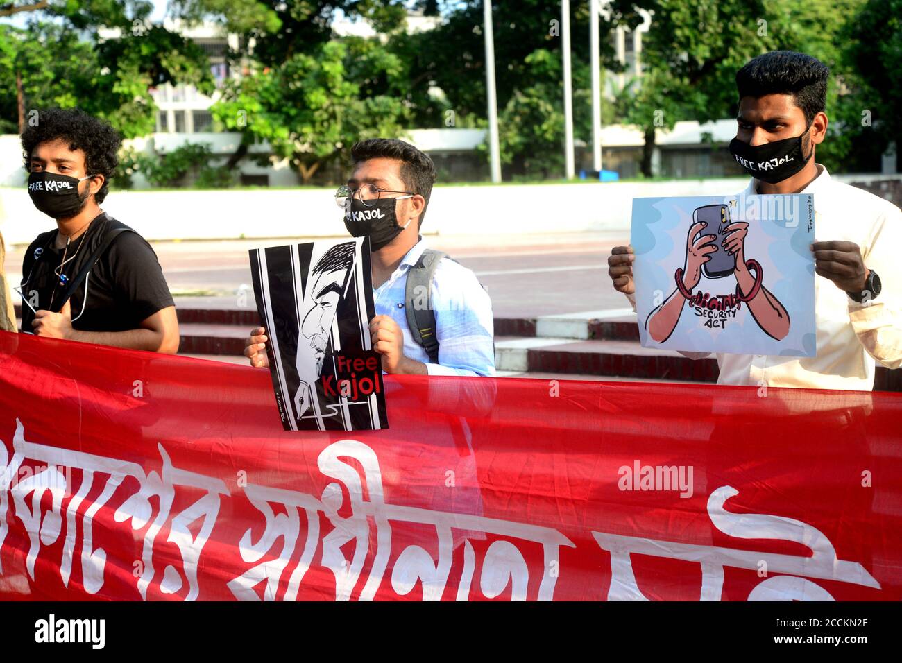 Protesters hold placard demand release of a Bangladeshi journalist ...