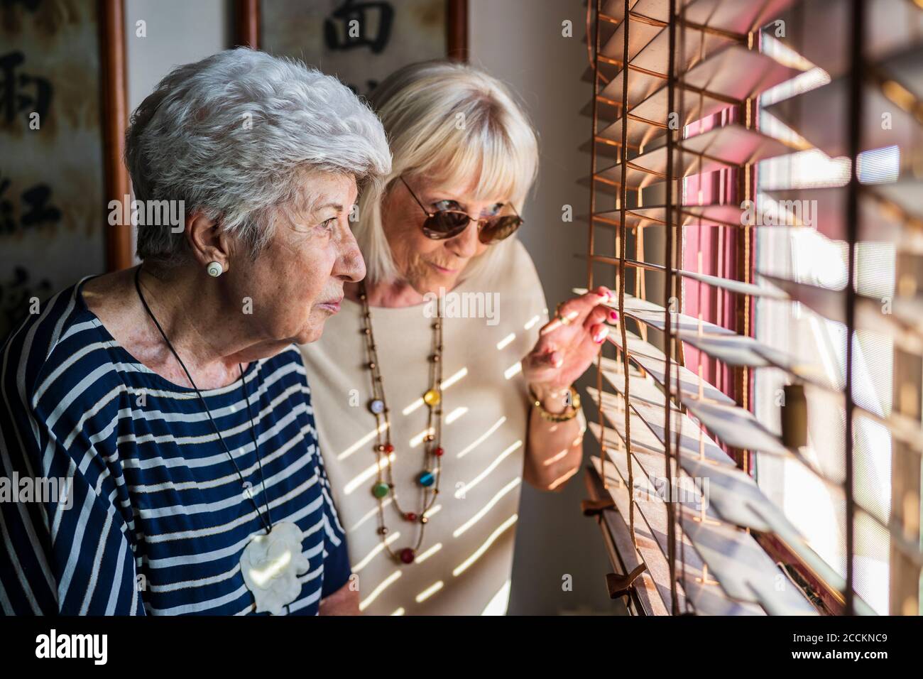 Peeking through blinds hi-res stock photography and images - Alamy