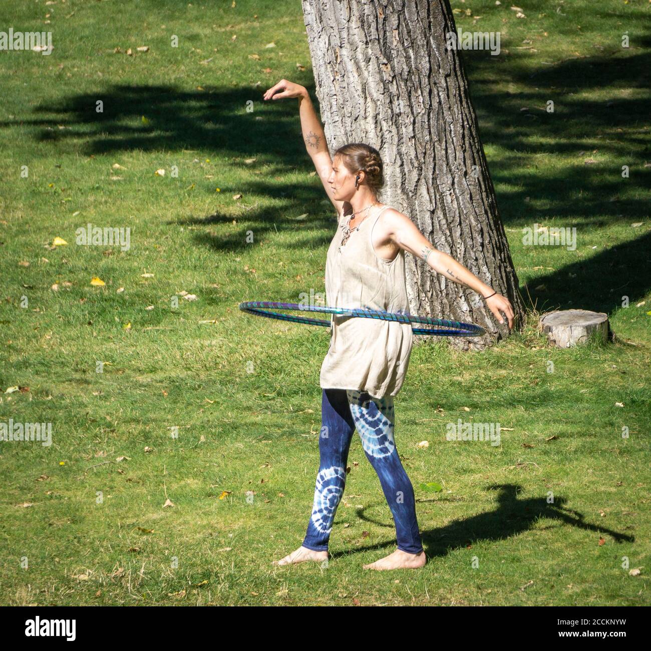 Woman hula hoop park hi-res stock photography and images - Alamy