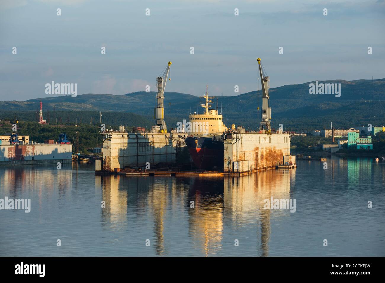 Mobile crane ship hi-res stock photography and images - Alamy