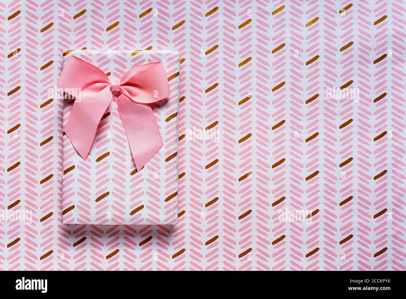 Wrapping paper background hi-res stock photography and images - Alamy