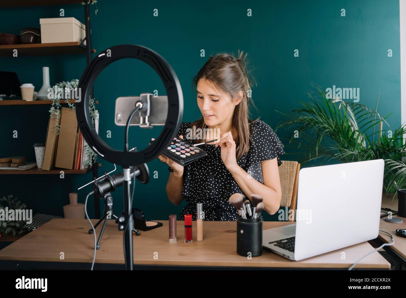 Cosmetics tutorial hi-res stock photography and images - Alamy