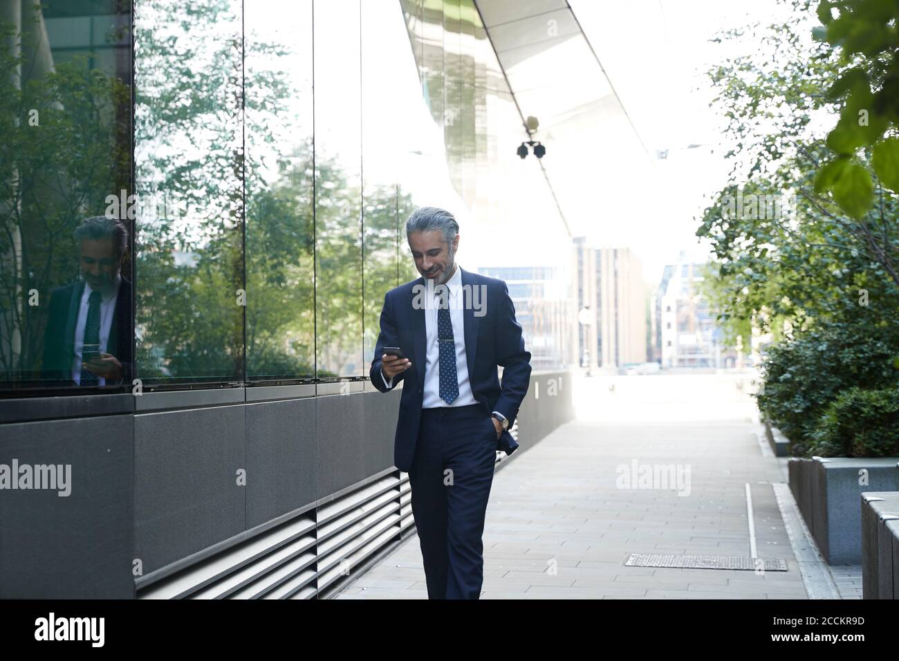 Office worker walking building hi-res stock photography and images - Alamy