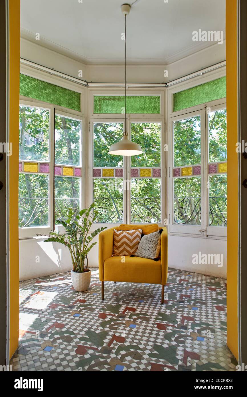 Empty room chair hi-res stock photography and images - Alamy