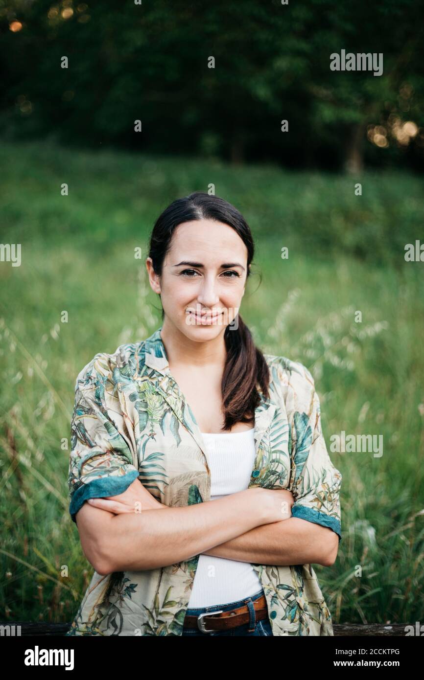Woman smiling crossed arms in hi-res stock photography and images - Alamy