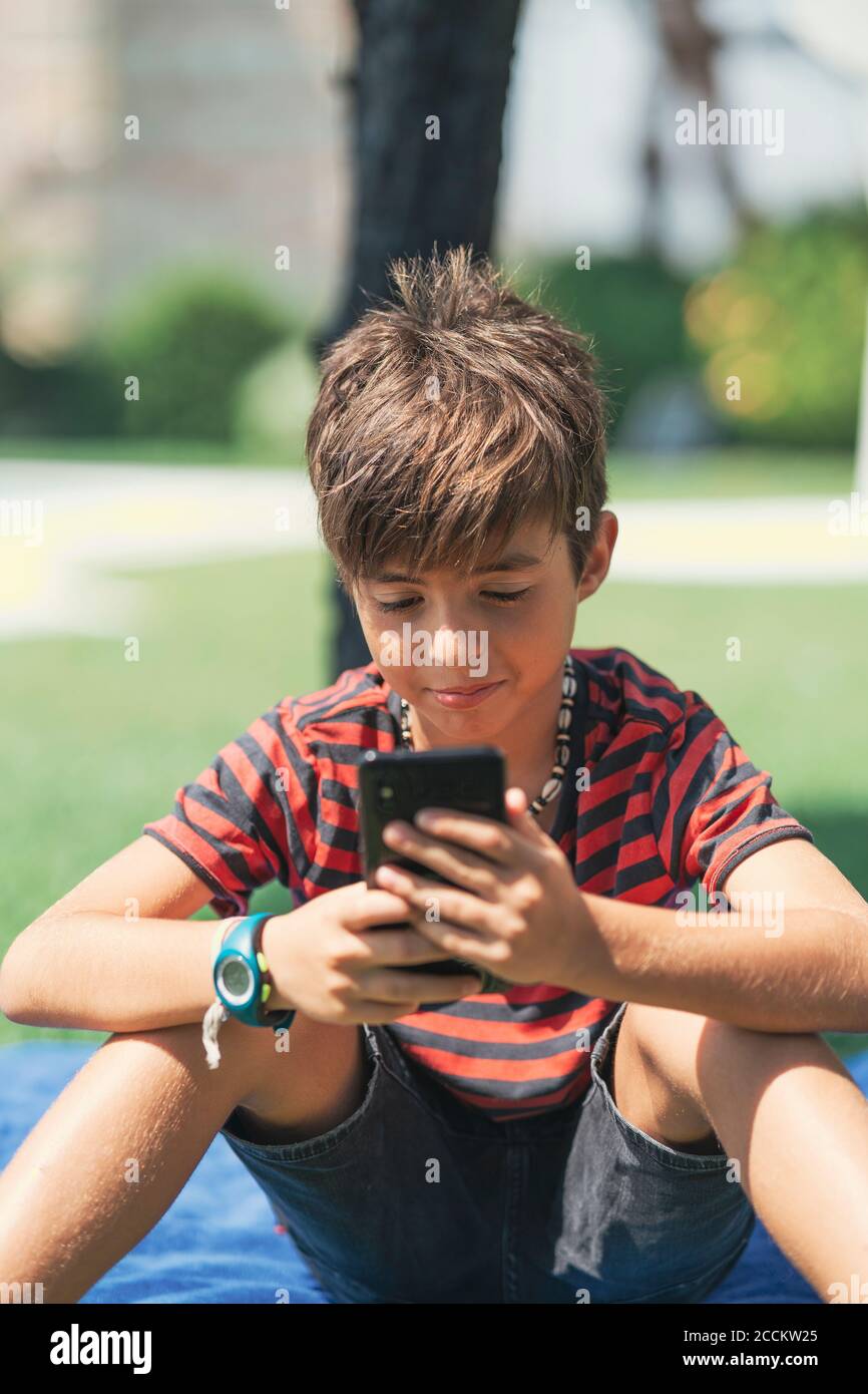 Child smart phone close hi-res stock photography and images - Alamy