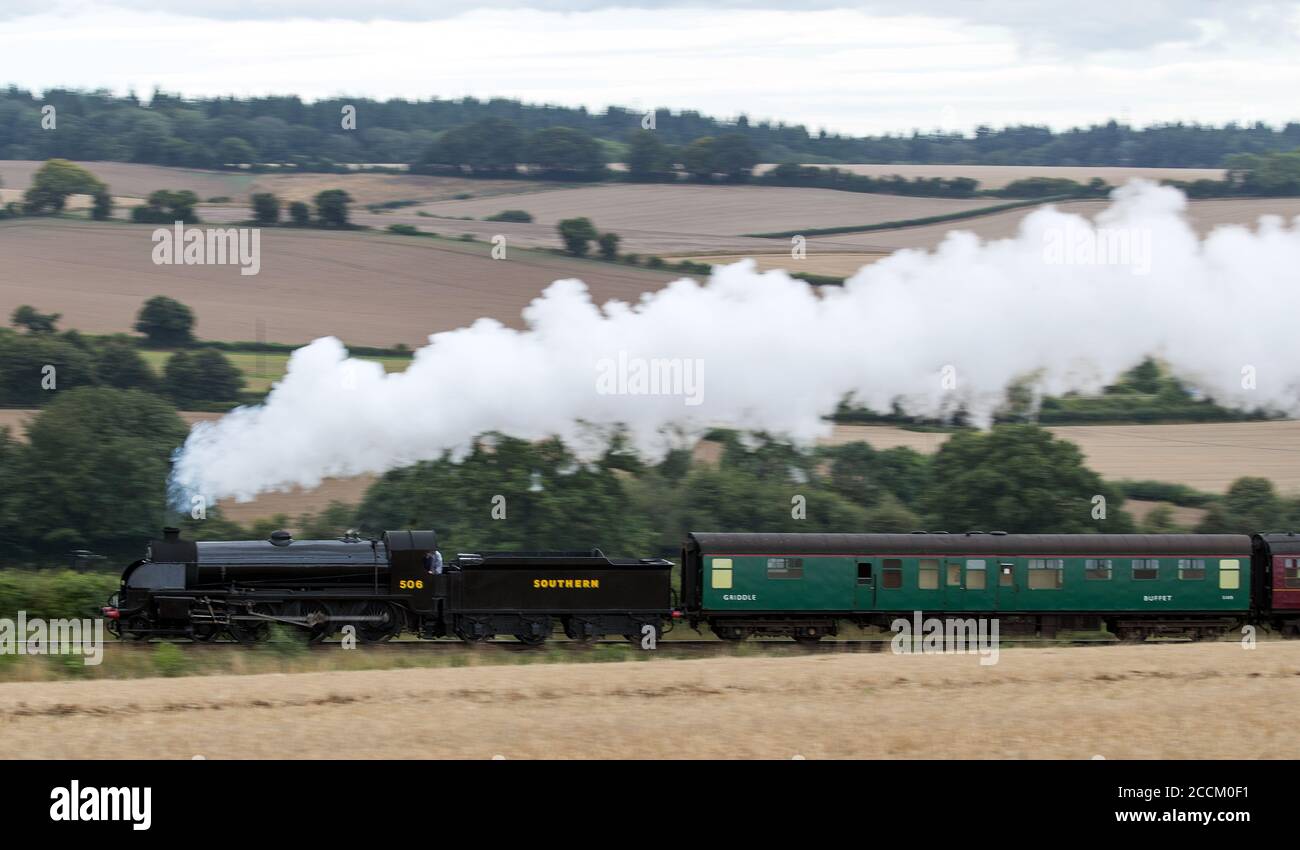The S15 class steam locomotive number 30506 makes its way along the Mid ...