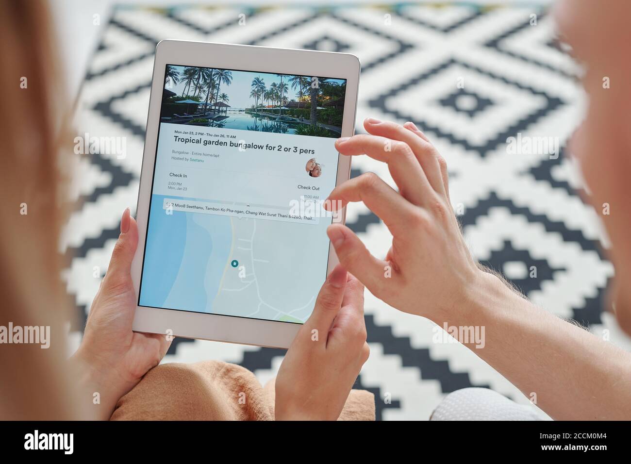 Scrolling websites hi-res stock photography and images - Alamy