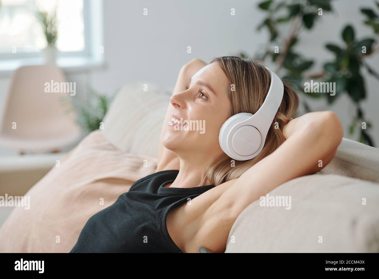 Beautiful young women enjoying music hi-res stock photography and ...