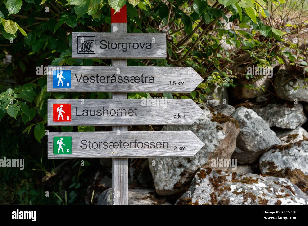 GEIRANGER, NORWAY - 2016 JUNE 13. Hiking sign in Geiranger Stock Photo ...