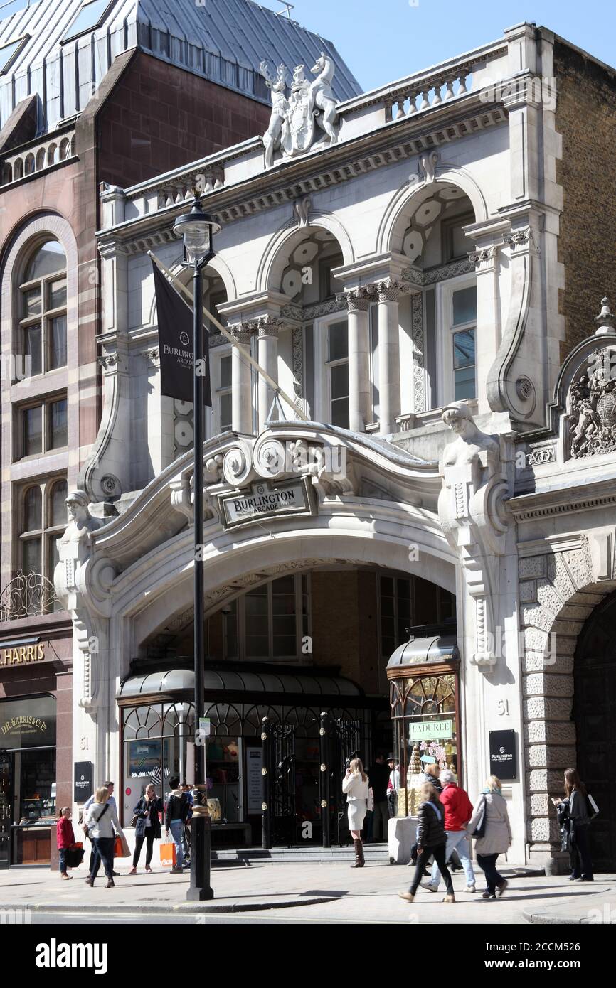 Outside exterior pedestrian mall arcade hi-res stock photography and ...