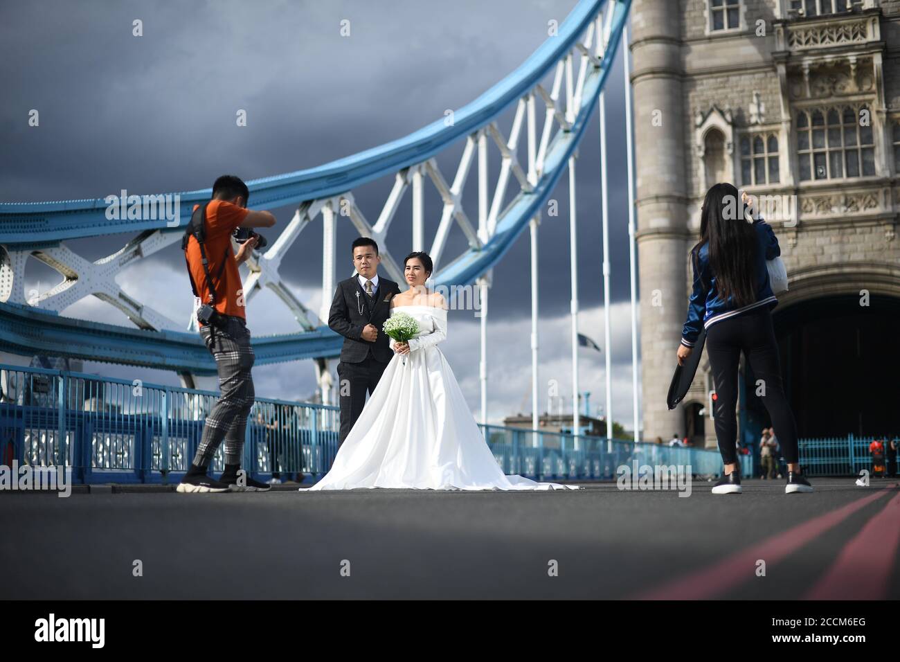 Jenny Nguyen and Tony Cao, from Vietnam, pose for wedding photos on ...