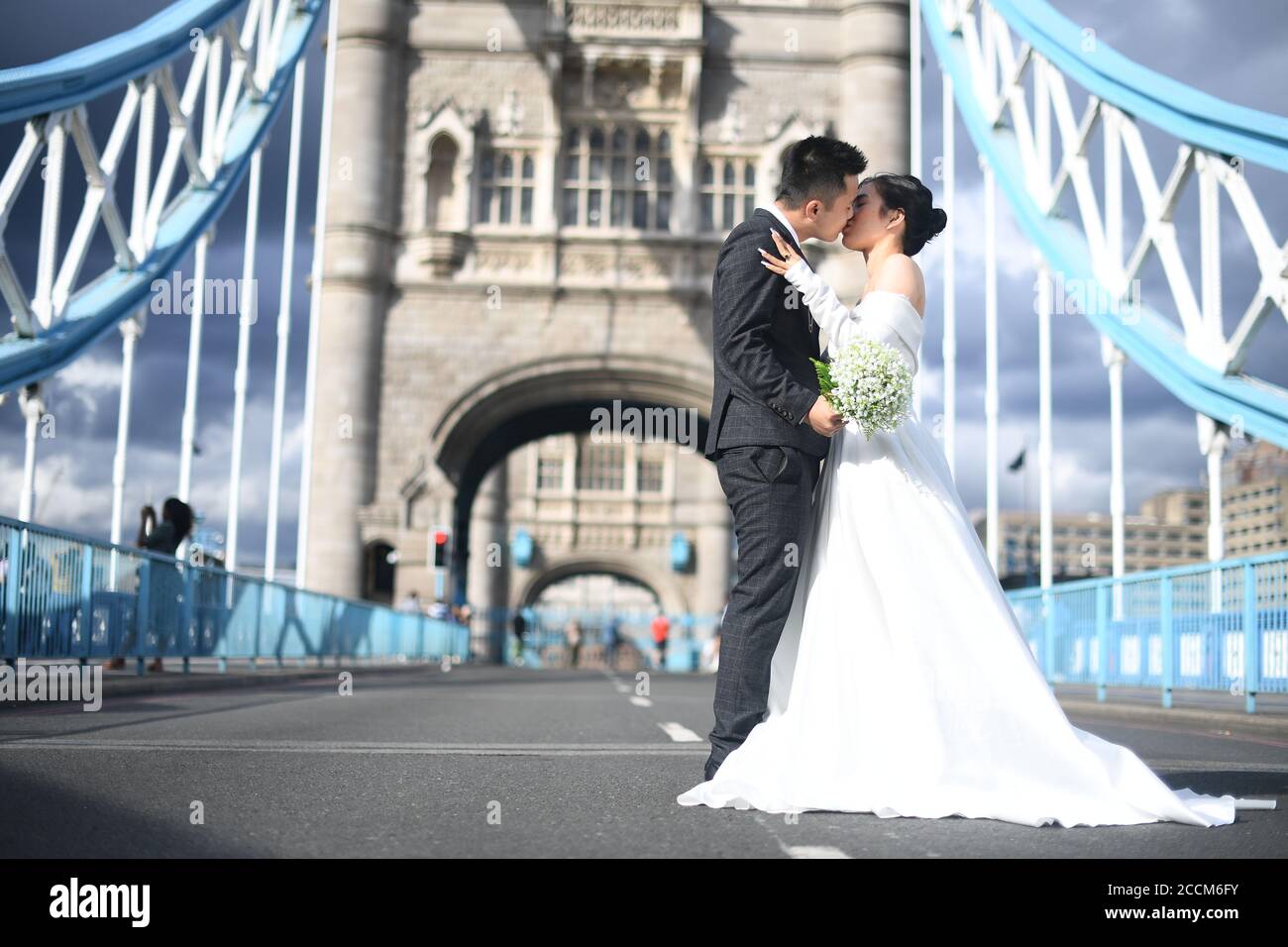 Jenny Nguyen and Tony Cao, from Vietnam, pose for wedding photos on ...