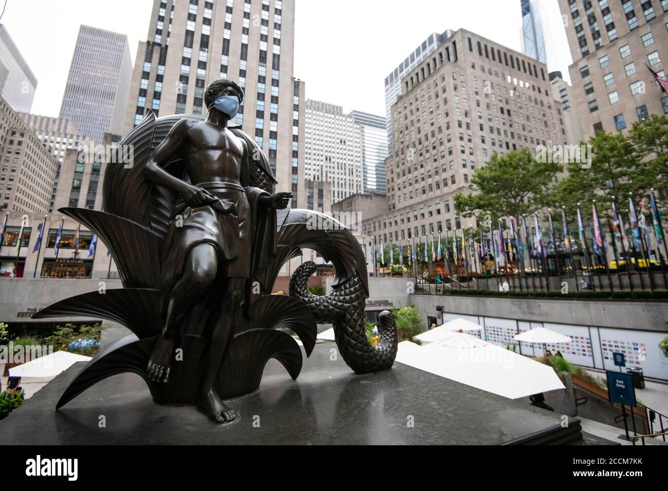 Statue wearing ppe hi-res stock photography and images - Alamy