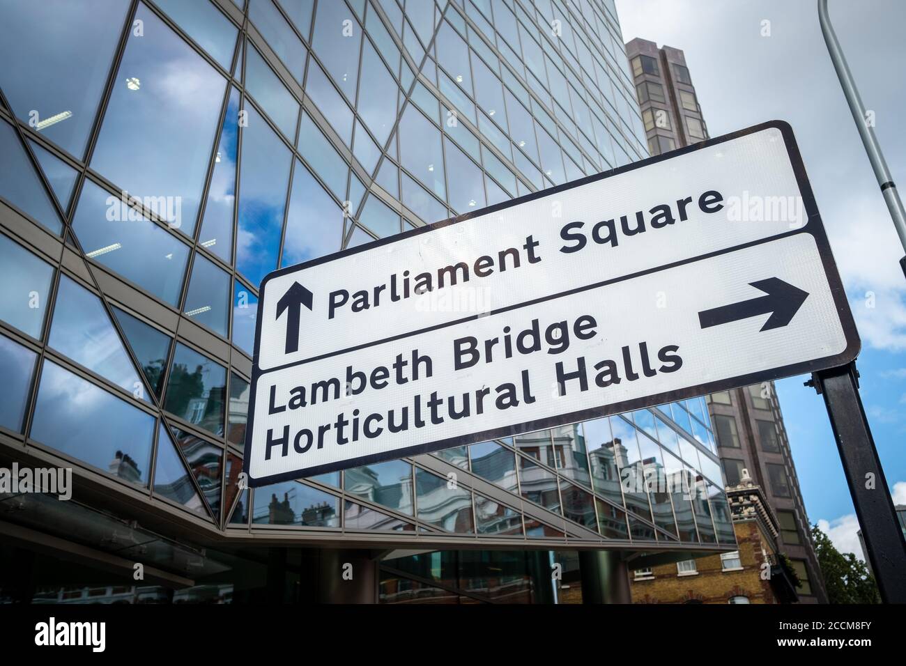 Street sign parliament square london hi-res stock photography and ...