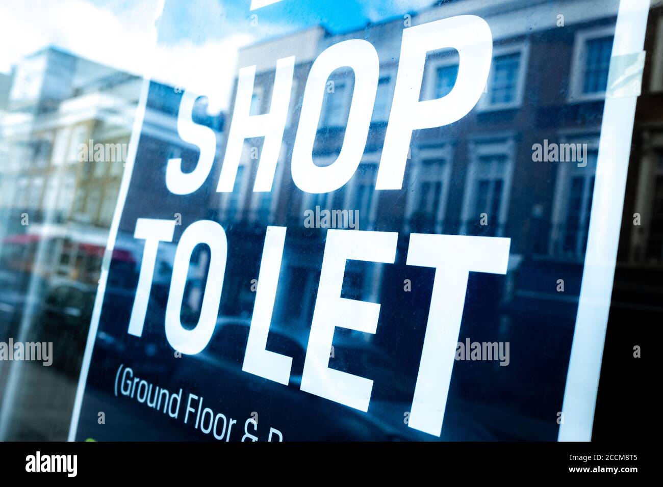 'Shop To Let' sign on British high street Stock Photo - Alamy