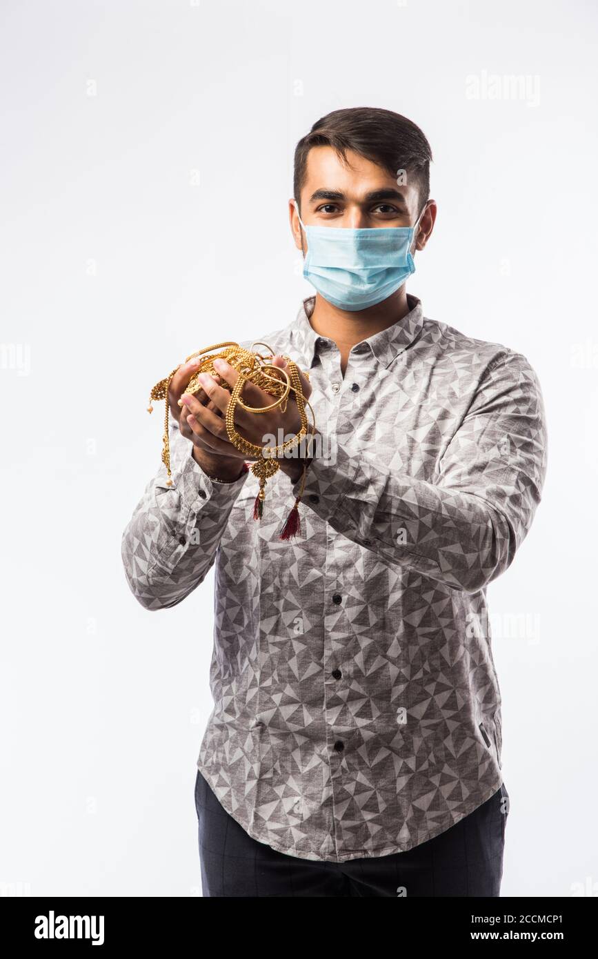 Man wearing gold necklace hi-res stock photography and images - Alamy