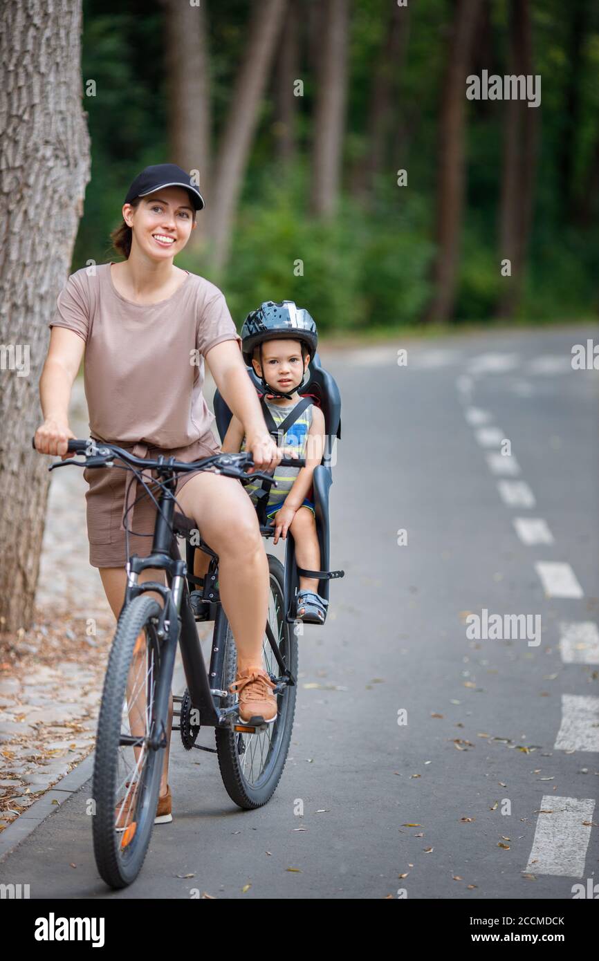 Mother and child cyclist hi-res stock photography and images - Alamy