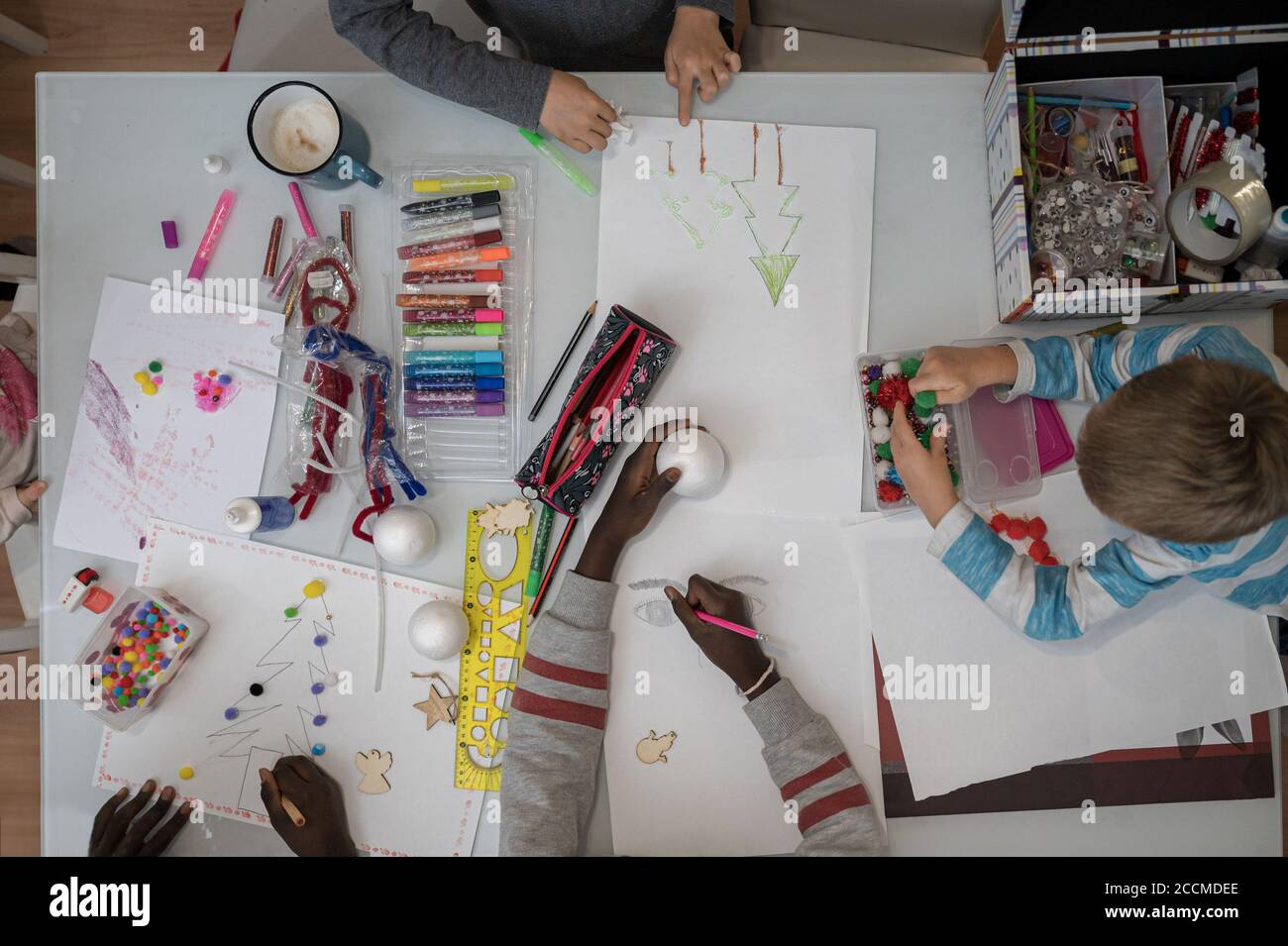 Kids playing and creating hi-res stock photography and images - Alamy