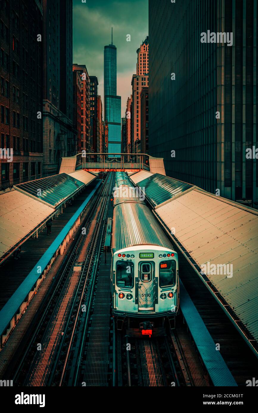 Adams Wabash Train line towards Chicago Loop in Chicago Stock Photo - Alamy