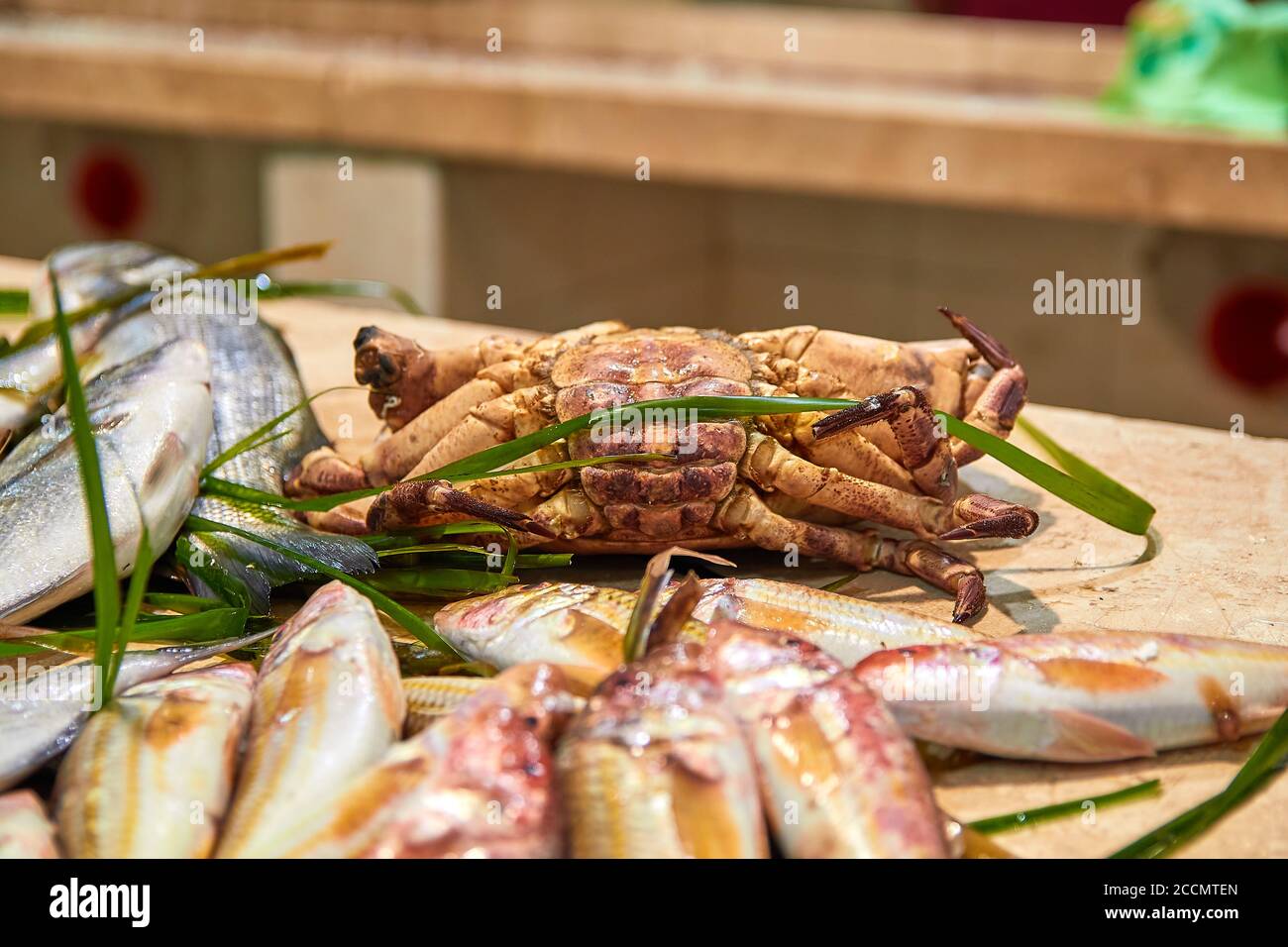 Raw crab sold on fishmarket with seafood Stock Photo - Alamy