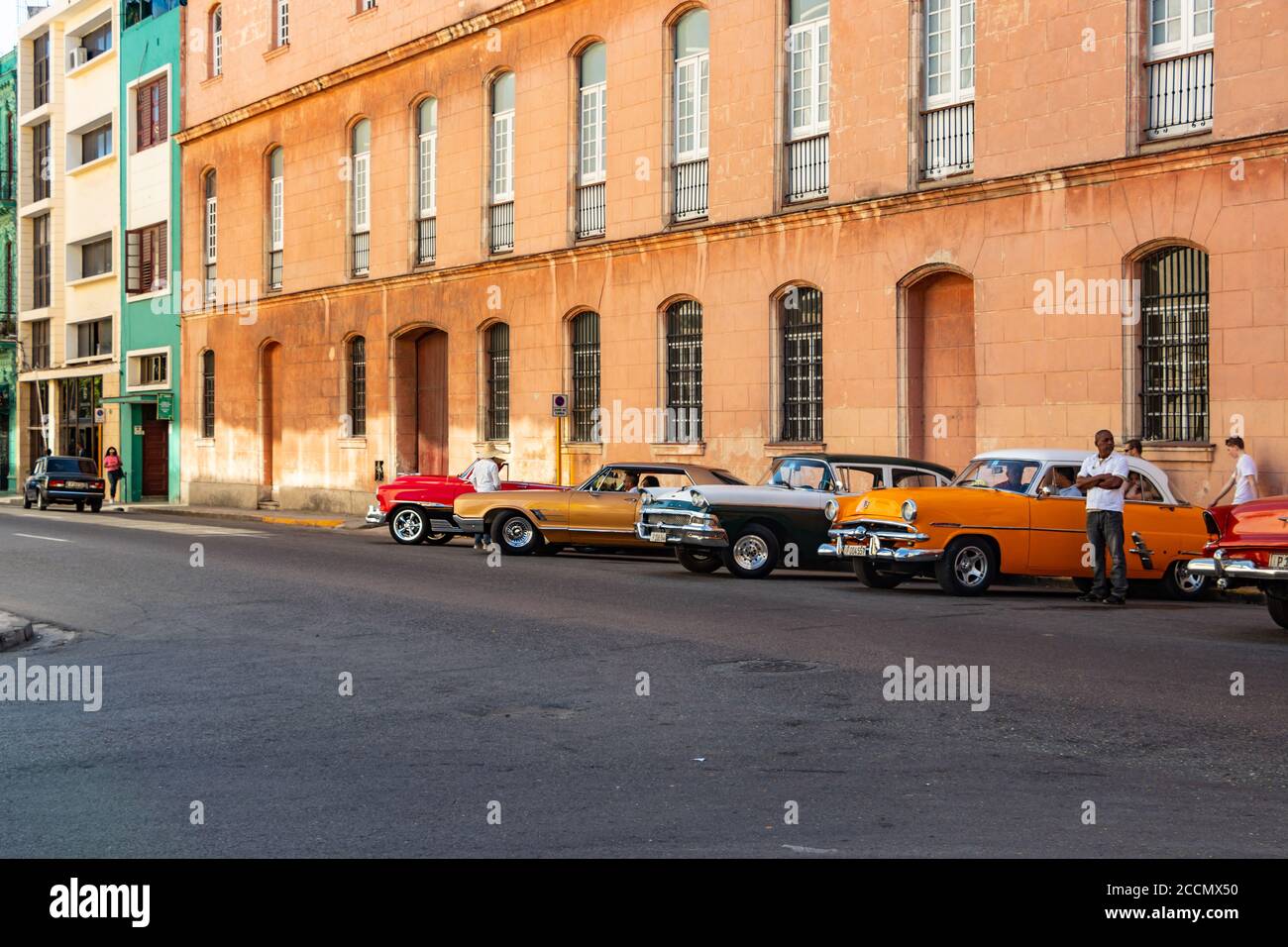 row of 1950s and 60s American cars in Havana cuba Stock Photo - Alamy