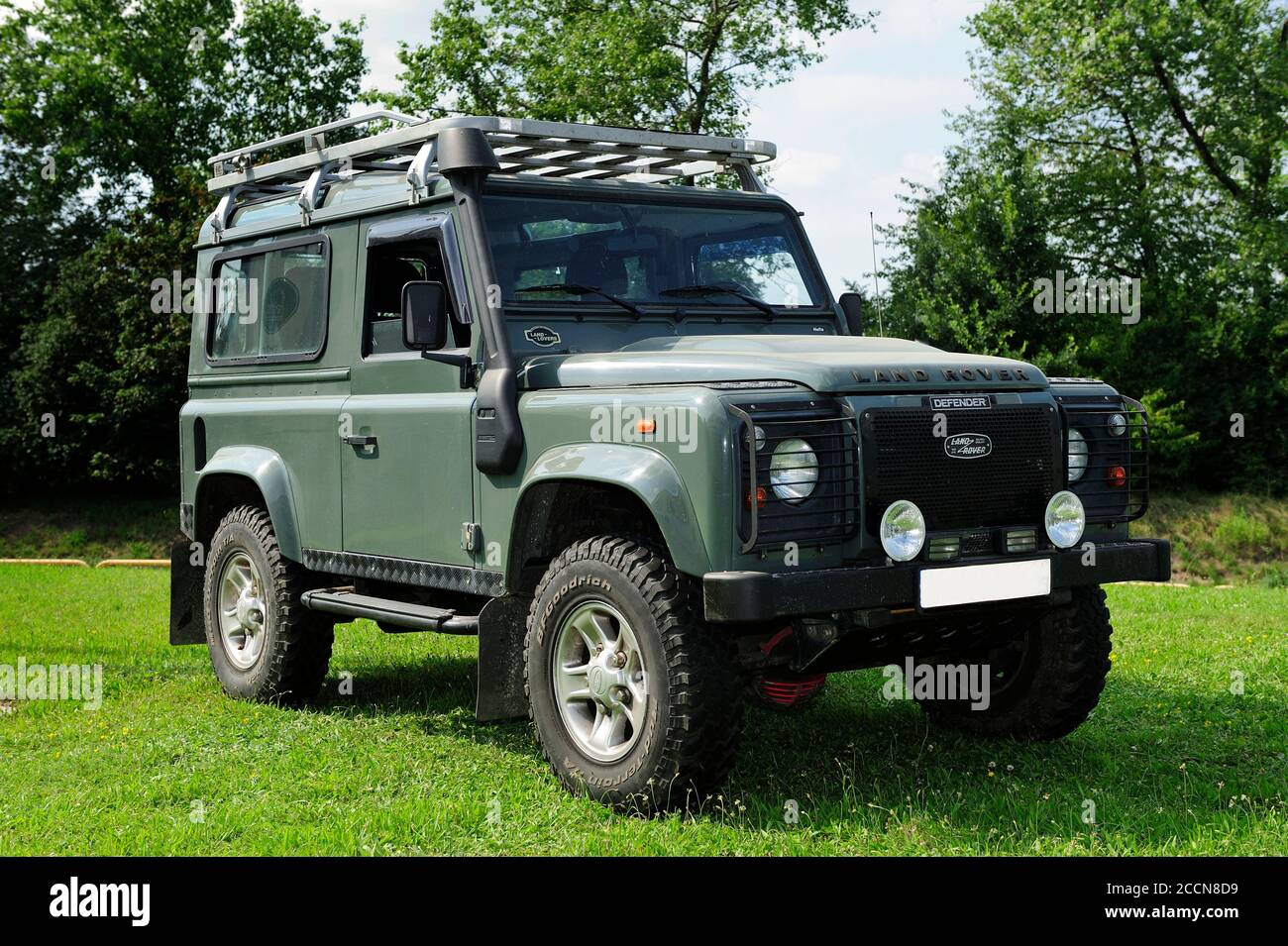 Land rover defender 90 hi-res stock photography and images - Alamy