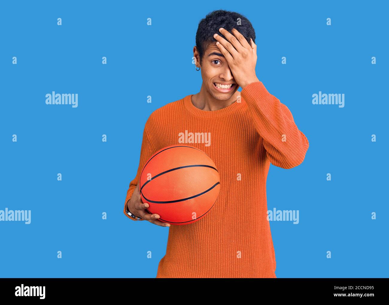 Tired man playing basketball hi-res stock photography and images - Alamy