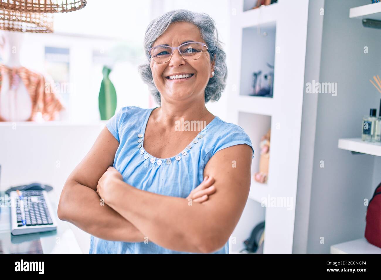 Mature woman shop till clothes hi-res stock photography and images - Alamy