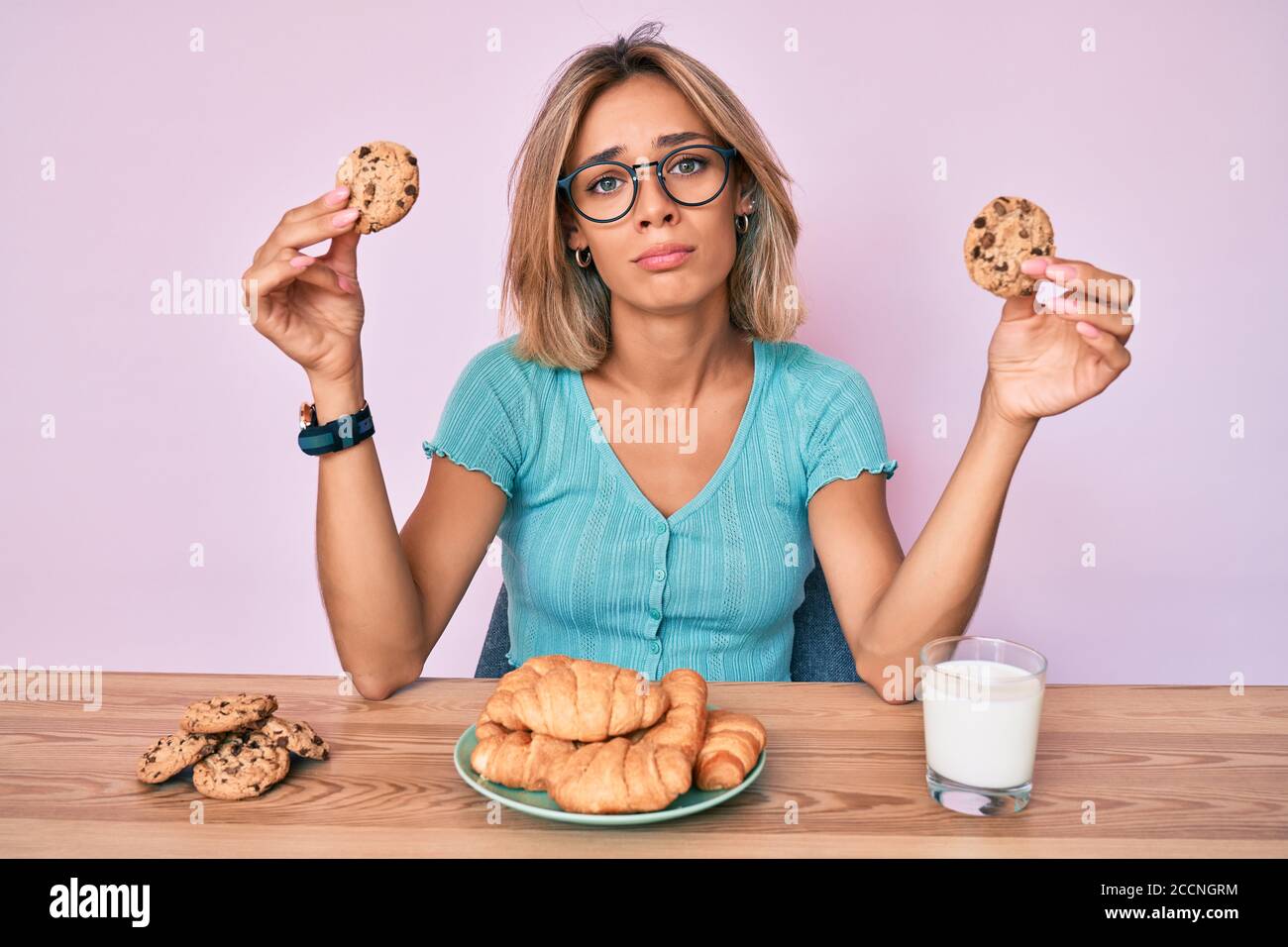 Beautiful caucasian woman sitting on the table eating breakfast ...