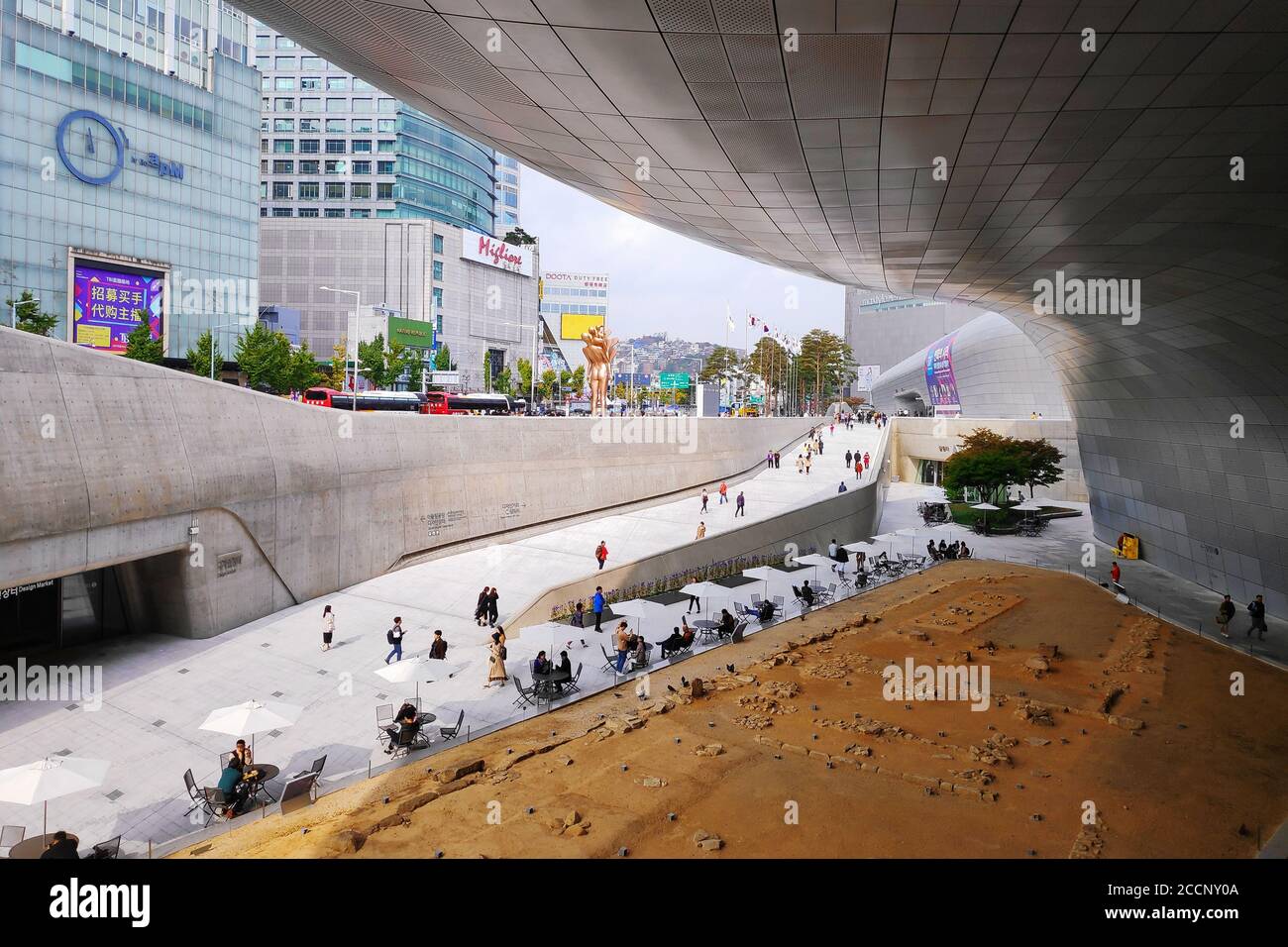 Dongdaemun plaza building. Titanium walls, curved shapes. Designed by ...