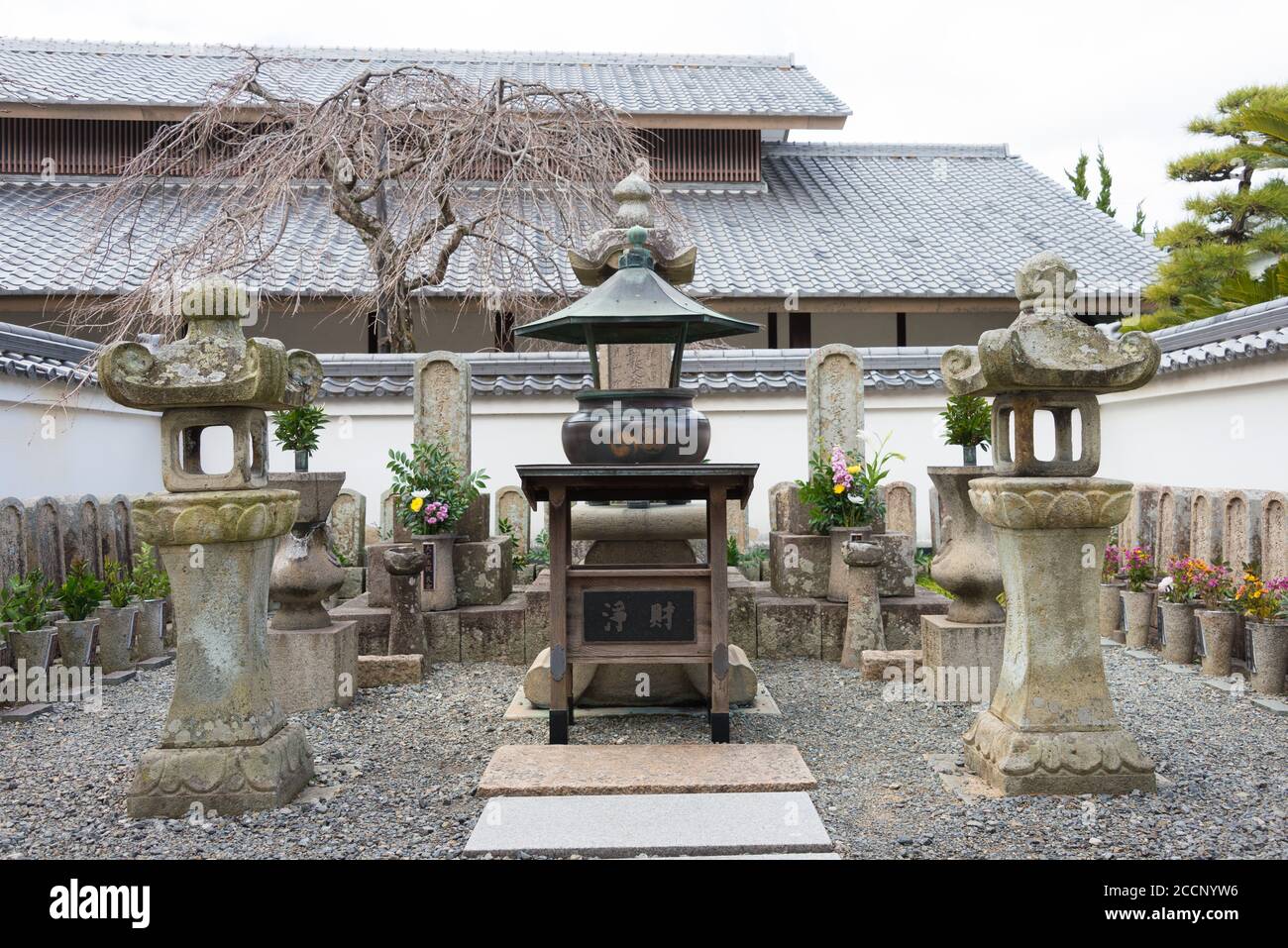 Hyogo, Japan - Graves of the Forty-seven Ronin at Kagakuji Temple in ...