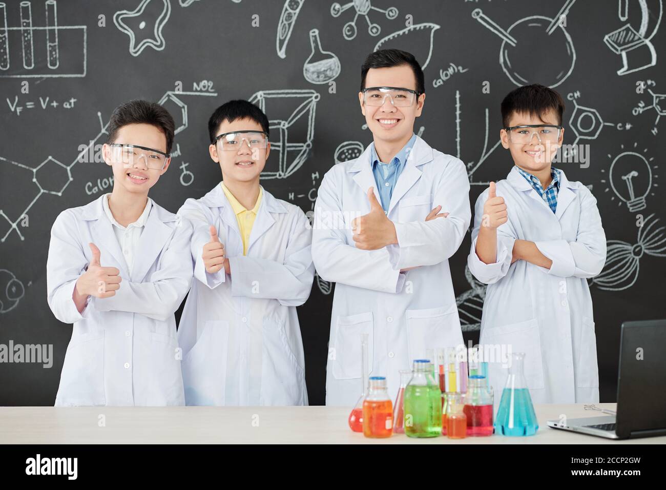 Children learning science physics hi-res stock photography and images ...