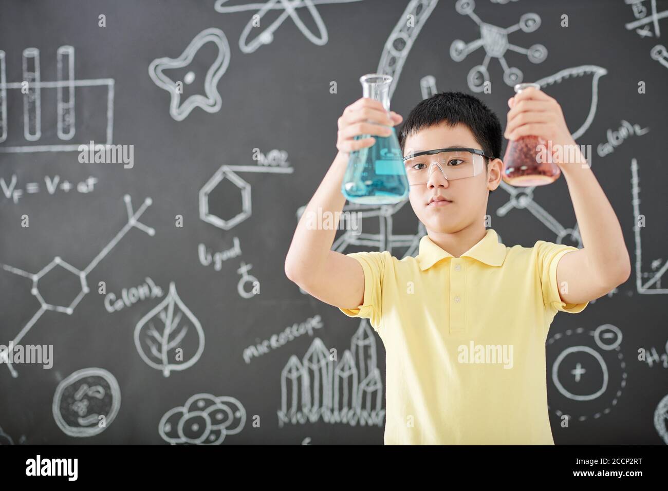 Shool student learning chemistry Stock Photo - Alamy