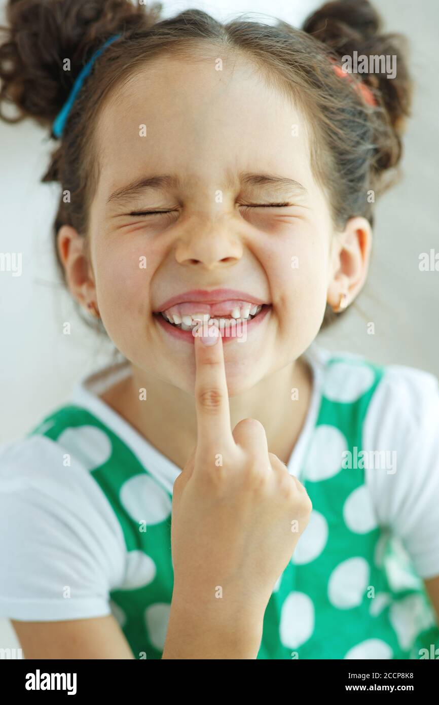 Kid smiling with no front teeth hi-res stock photography and images - Alamy