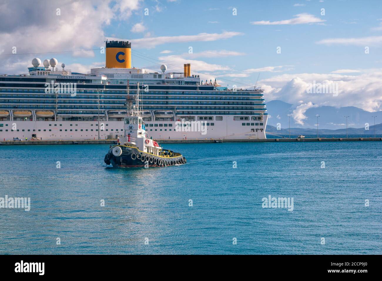 Moving tug boat hi-res stock photography and images - Alamy