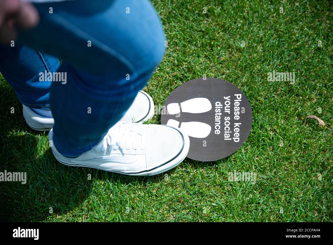 Social distance sign hi-res stock photography and images - Alamy