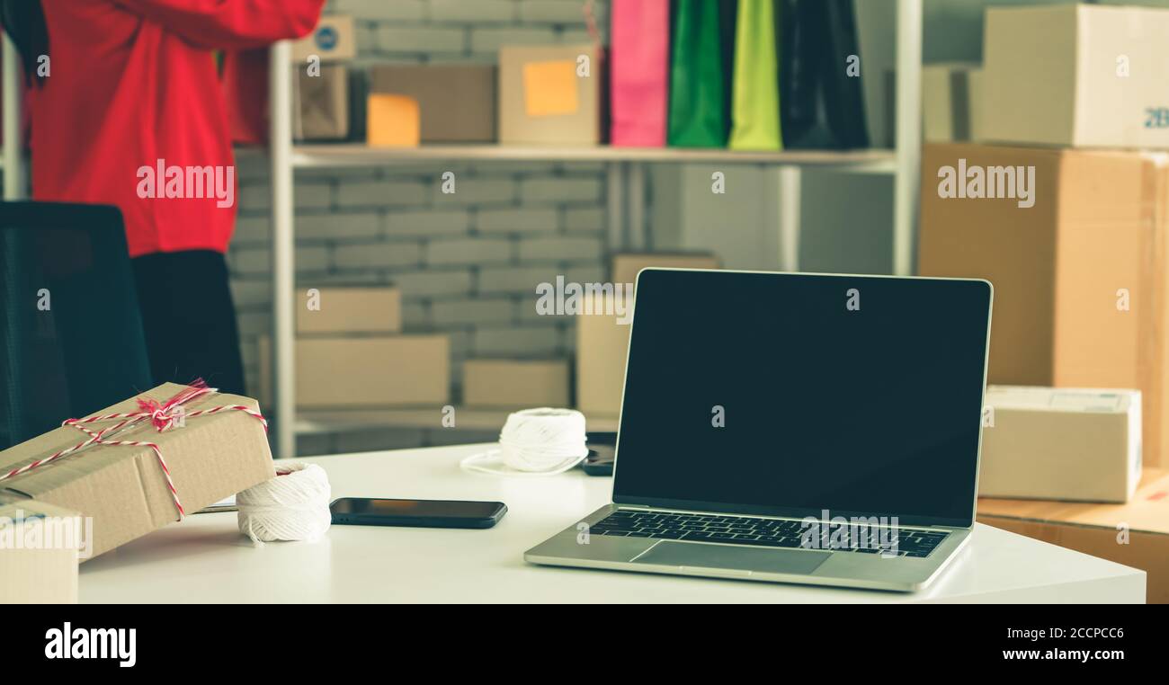 Ecommerce shipping hi-res stock photography and images - Alamy