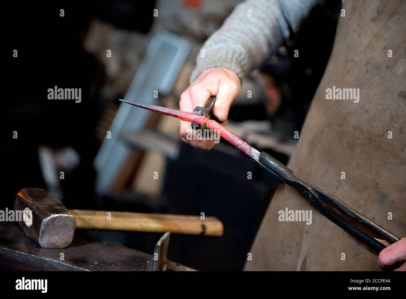 blacksmith working on an anvil Stock Photo - Alamy