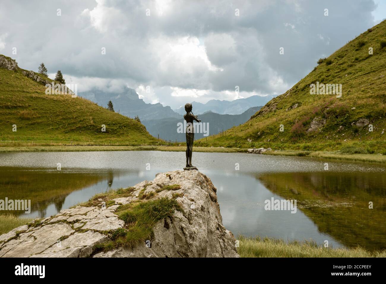 Elf statue hi-res stock photography and images - Alamy