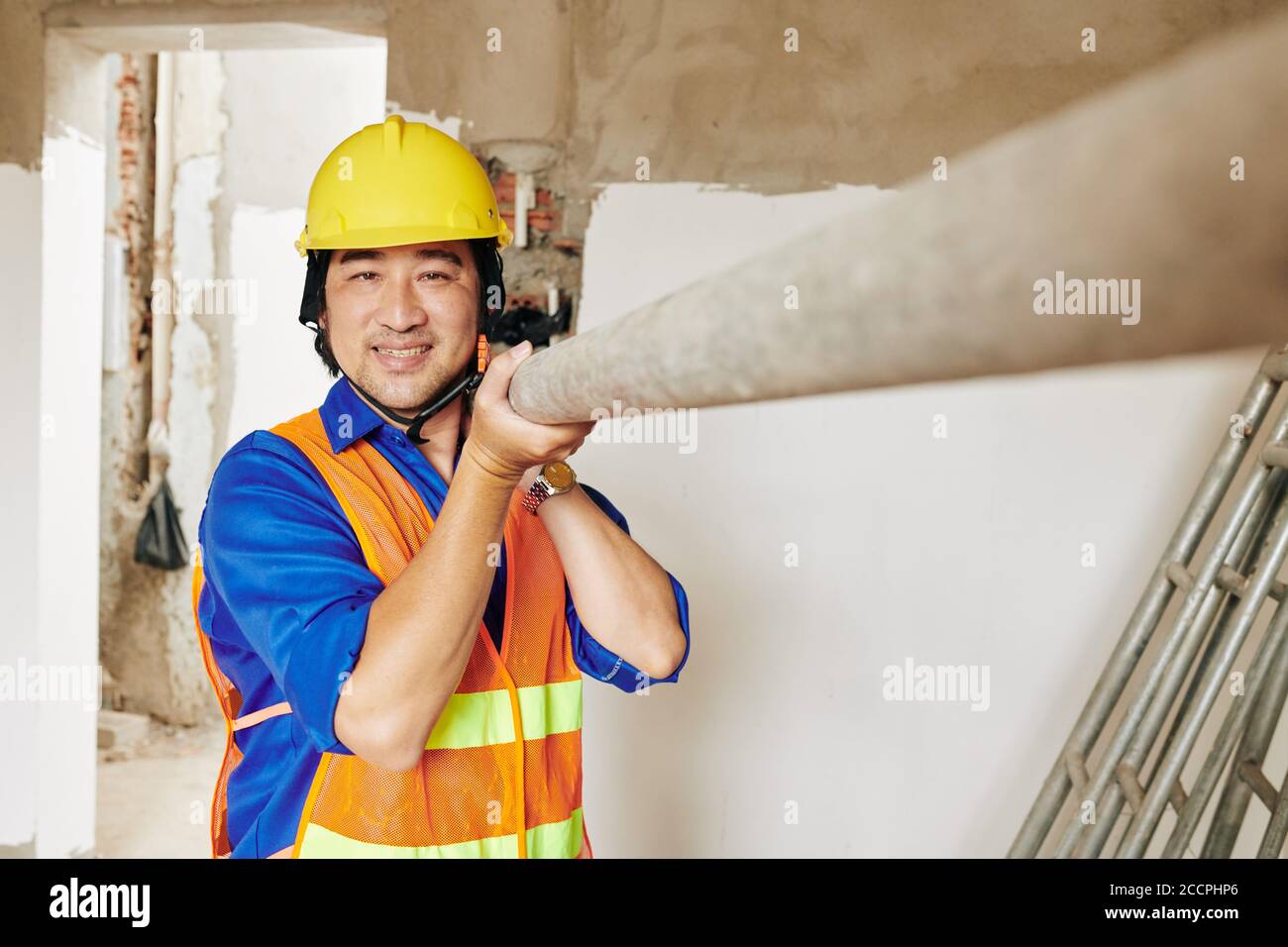 Construction worker carrying pipe hi-res stock photography and images ...