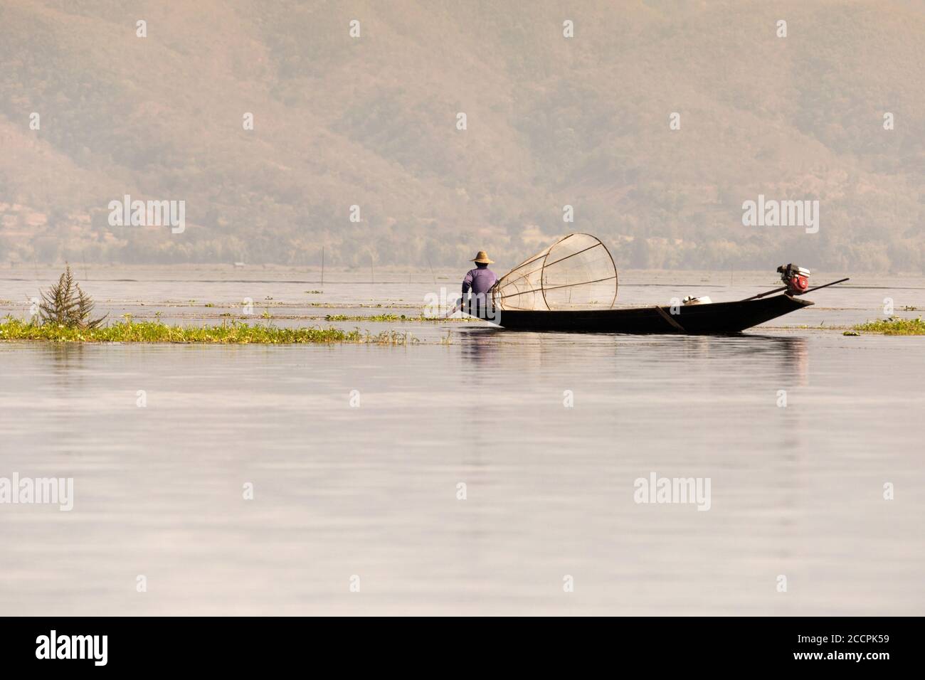images from Myanmar, Lake Inle, his, famous leg-rowing of the Intha ...