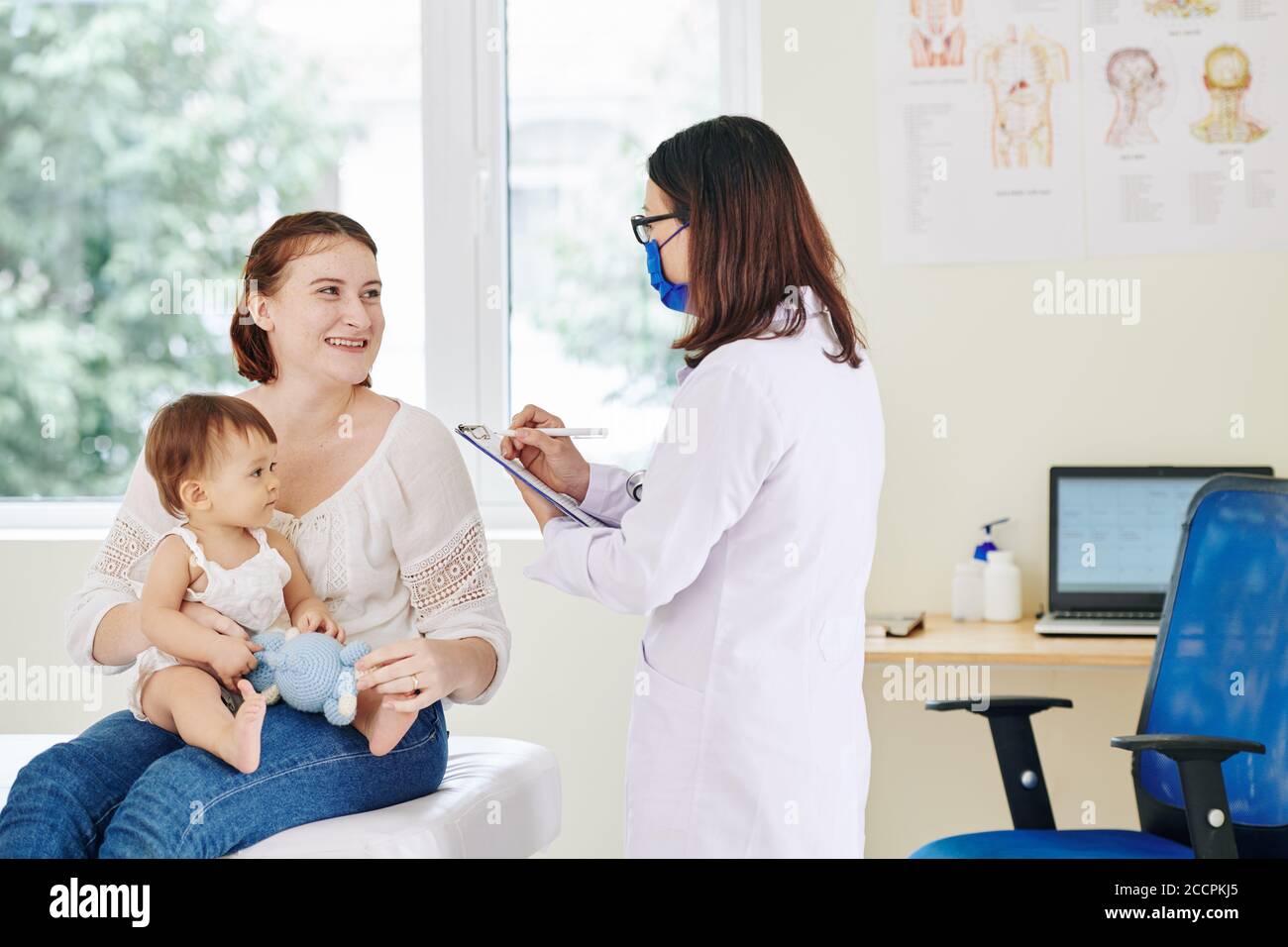Doctor questions patient hi-res stock photography and images - Alamy