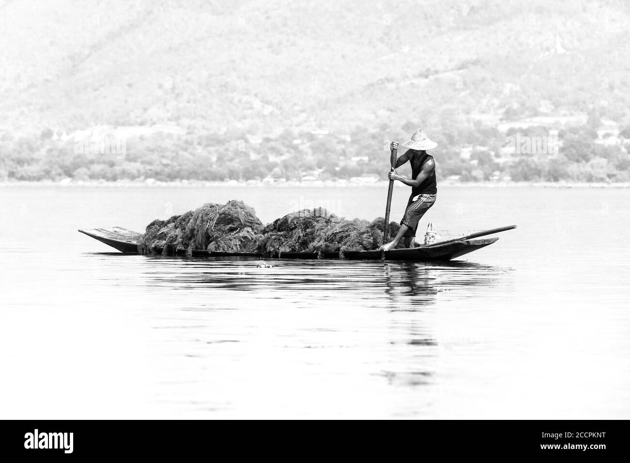 images from Myanmar, Lake Inle, his, famous leg-rowing of the Intha ...