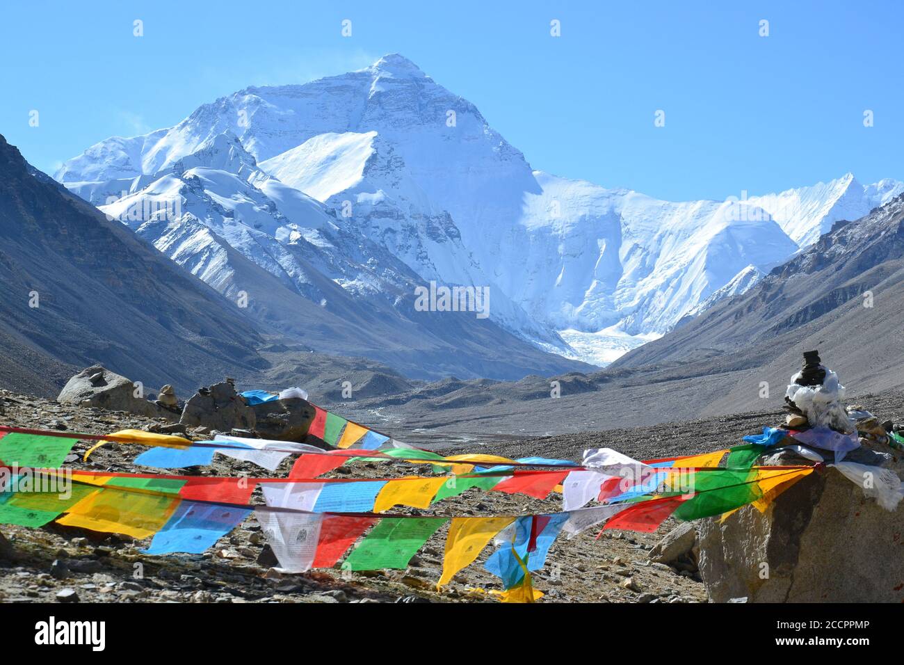 View of Mount Everest in Rongbuk in Tibet / China Stock Photo - Alamy