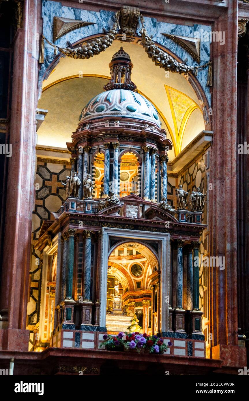 A Renaissance church placed right on top of the Great Mosque of Cordoba ...